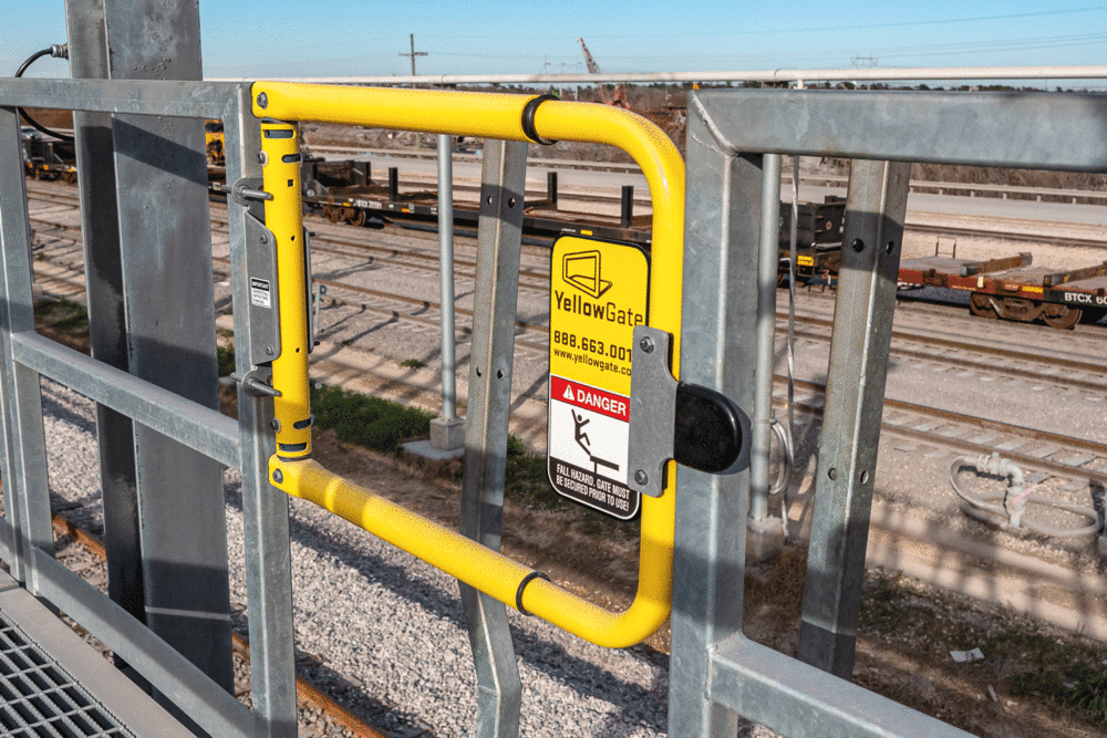 Puerta de seguridad abatible de cierre automático de Baroig - Seguridad ...